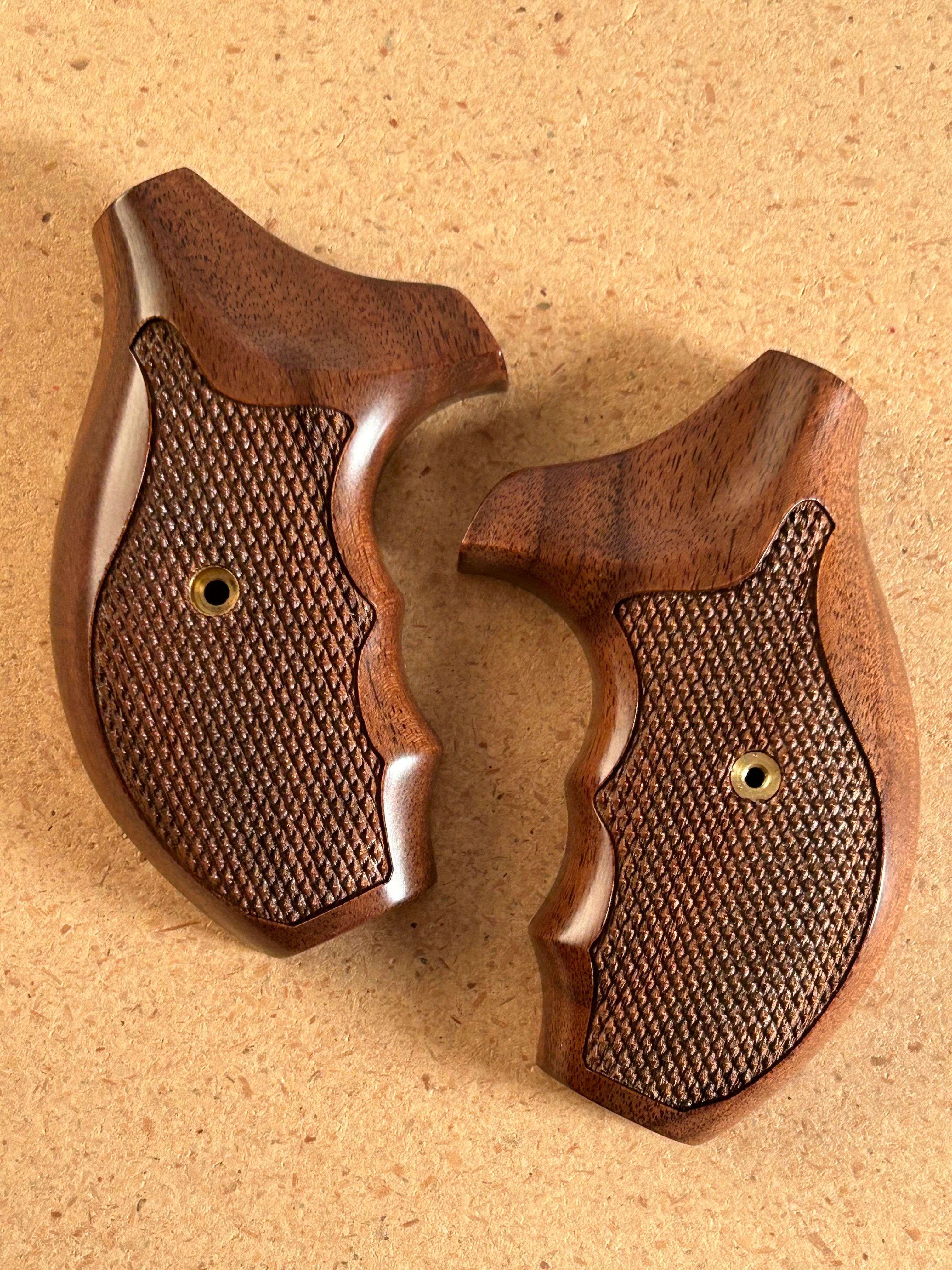 Walnut WL977117 – Exotic Grips by Esmeralda